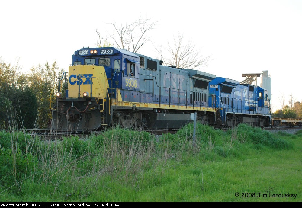 CSX 5936 on M734, the Baychem Switcher at Cross St waiting on Q602 to give up the Ynestra Block